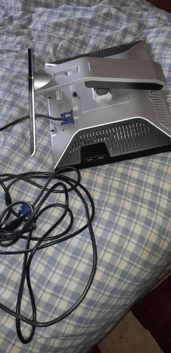 Free: Dell computer monitor (South Heath HP16) - Chiltern District Freegle