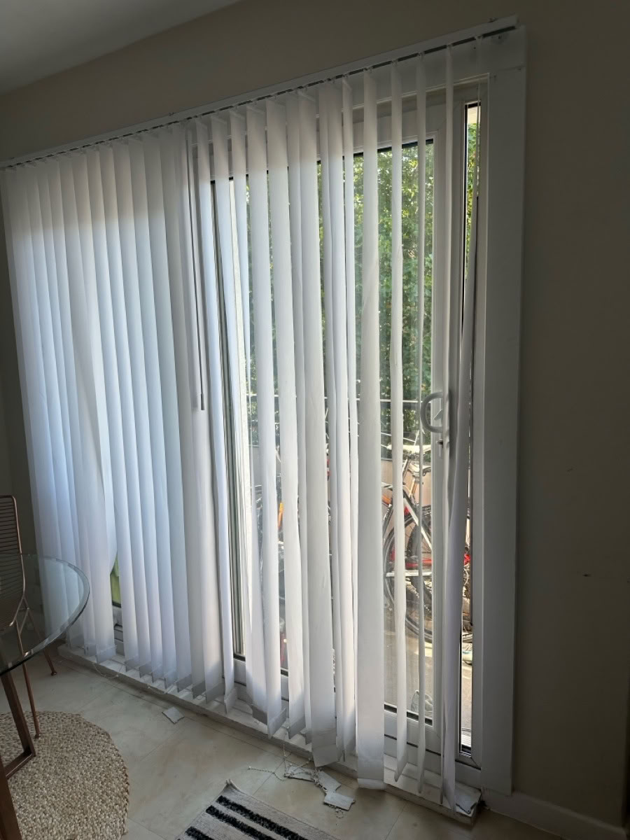 Free: White vertical blinds (Ninelms SW8)