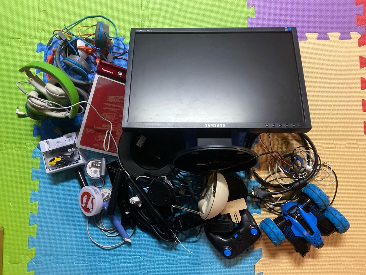 Free: Box of old/broken electronics (Skokie)