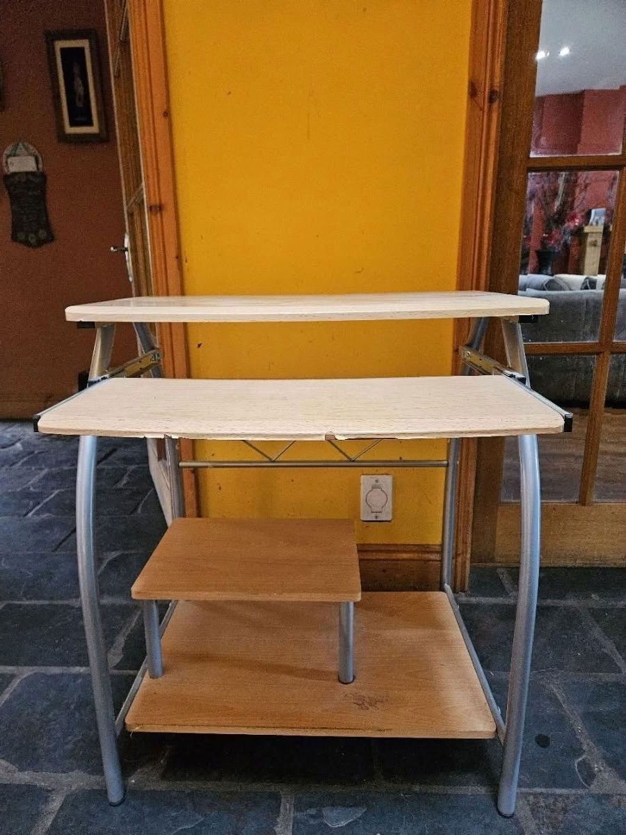 Free: Small desk (Frodsham WA6)