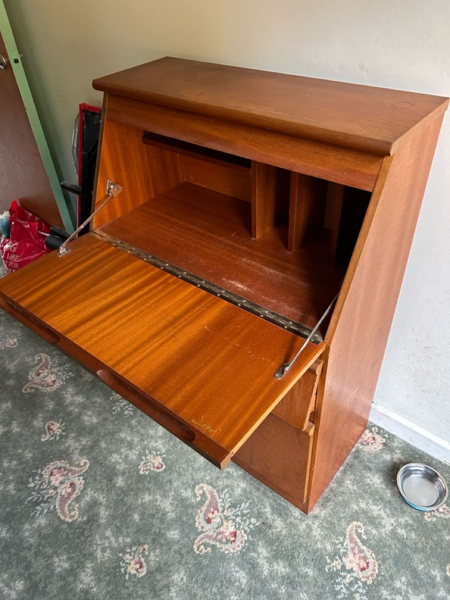 Free: Bureau (Peterborough PE2)