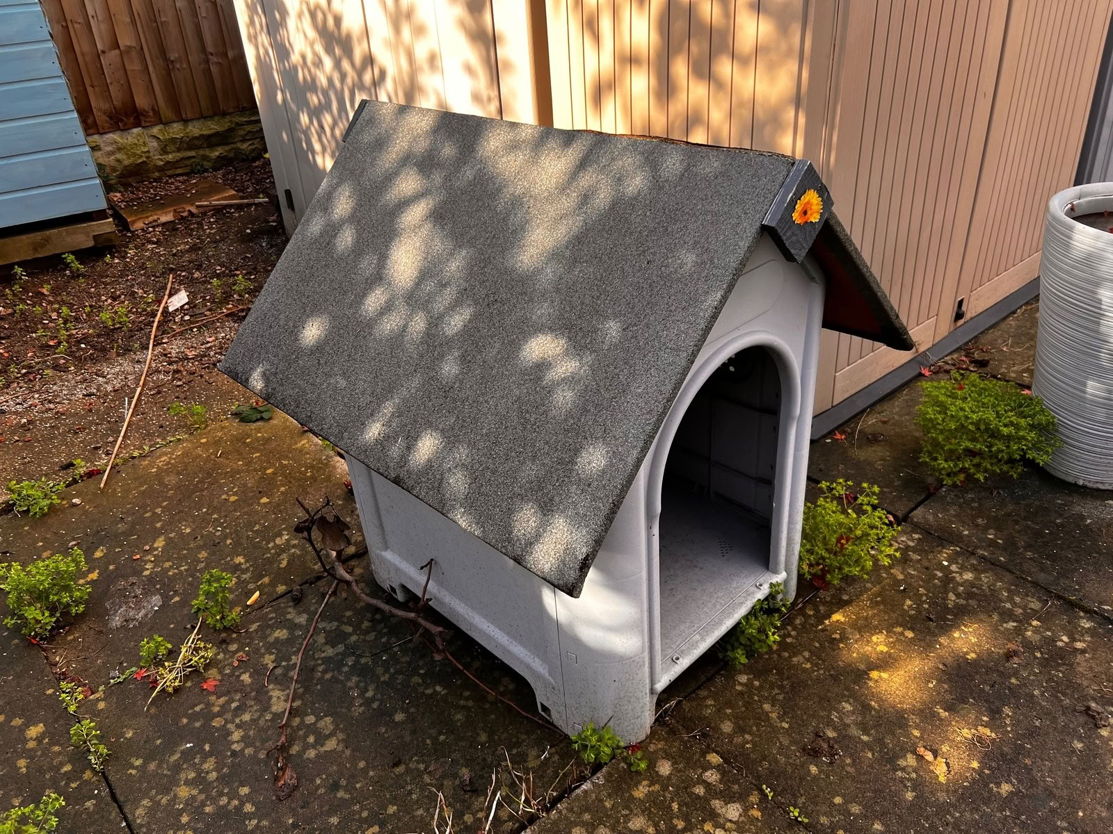 Free: Plastic dog cat kennel shelter (Spondon DE21) - Derby Freegle