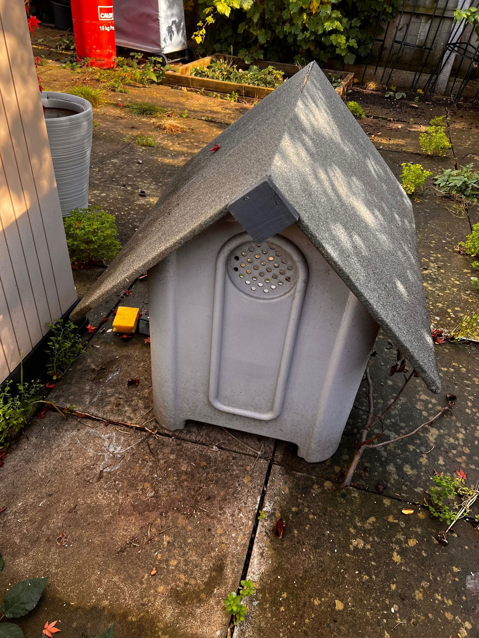 Free: Plastic dog cat kennel shelter (Spondon DE21) - Derby Freegle