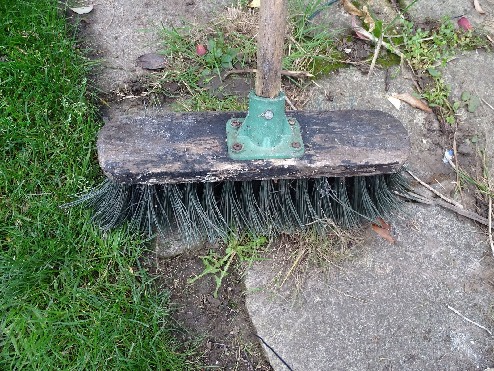 Free: vintage Wooden broom (Tolworth KT5) - Elmbridge Recycle