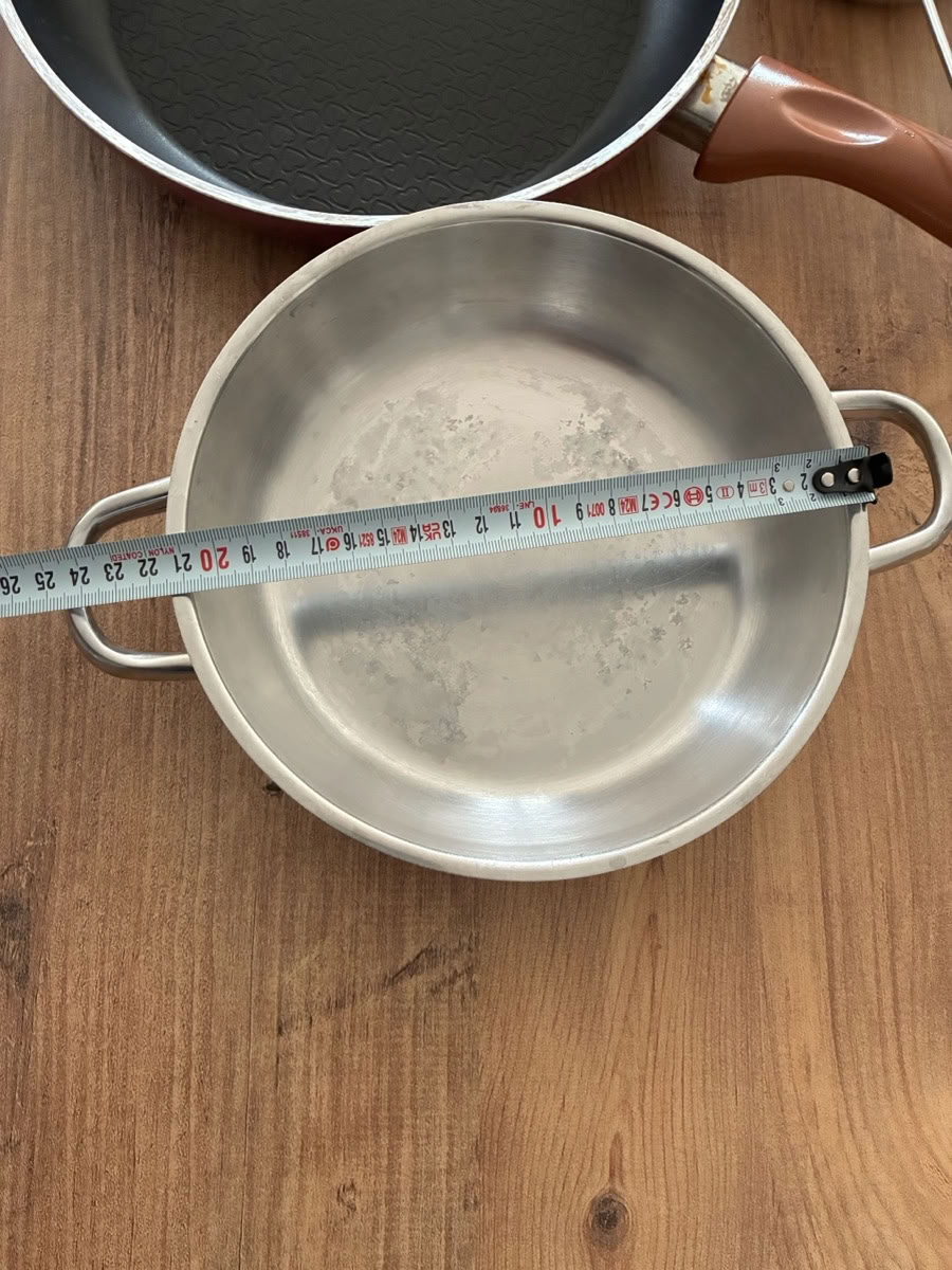 Free: Pan, frying pan, and sauce pot (Reigate)