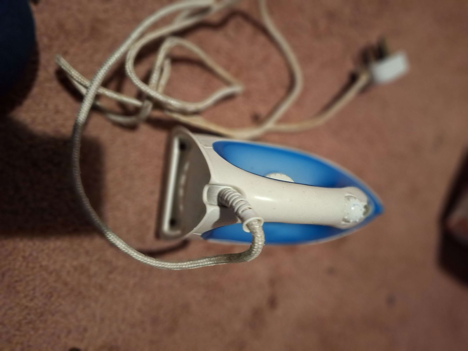 Free: steam iron (Brentford Gate TW8) - Hounslow Recycle