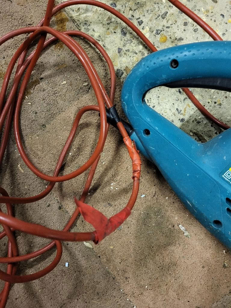 Free: Hedge trimmer Bosch (Round Green LU3) - Luton Freegle