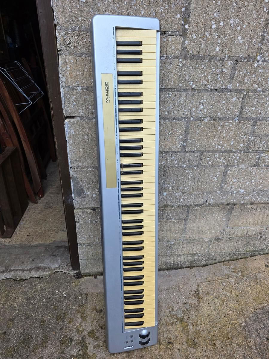 Free: Keyboard controller (Stroud) - Stroud Freegle