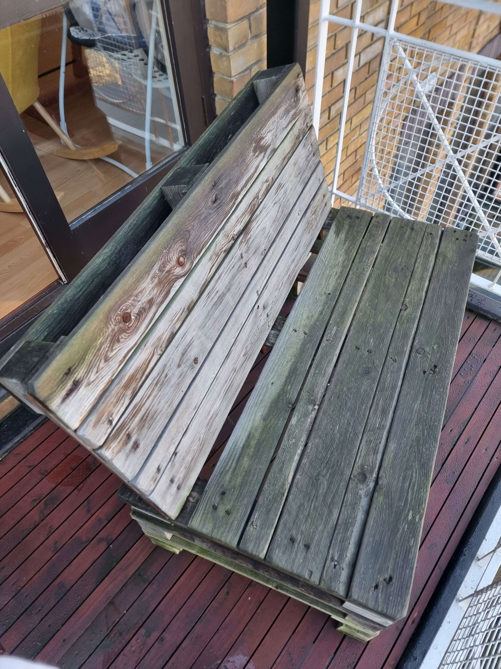 Free: Pallet bench (Limehouse E14) - Tower Hamlets Freegle