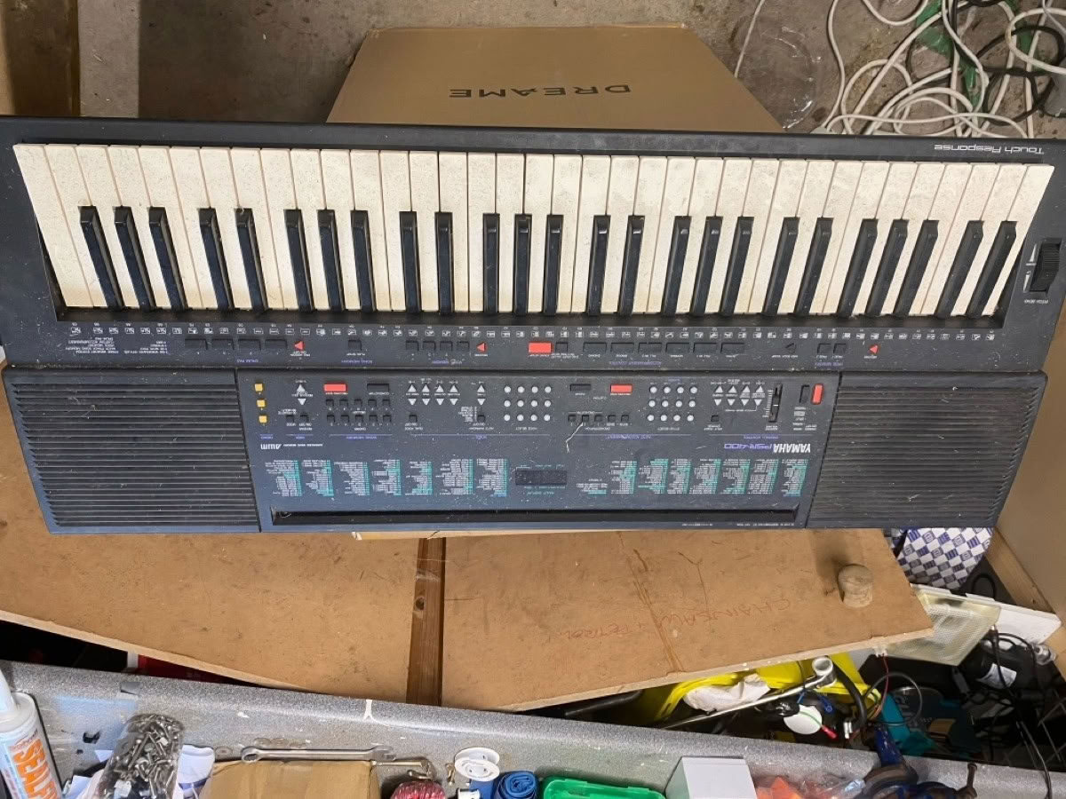 Free: Yamaha PSR 400 Keyboard (Comber BT23)