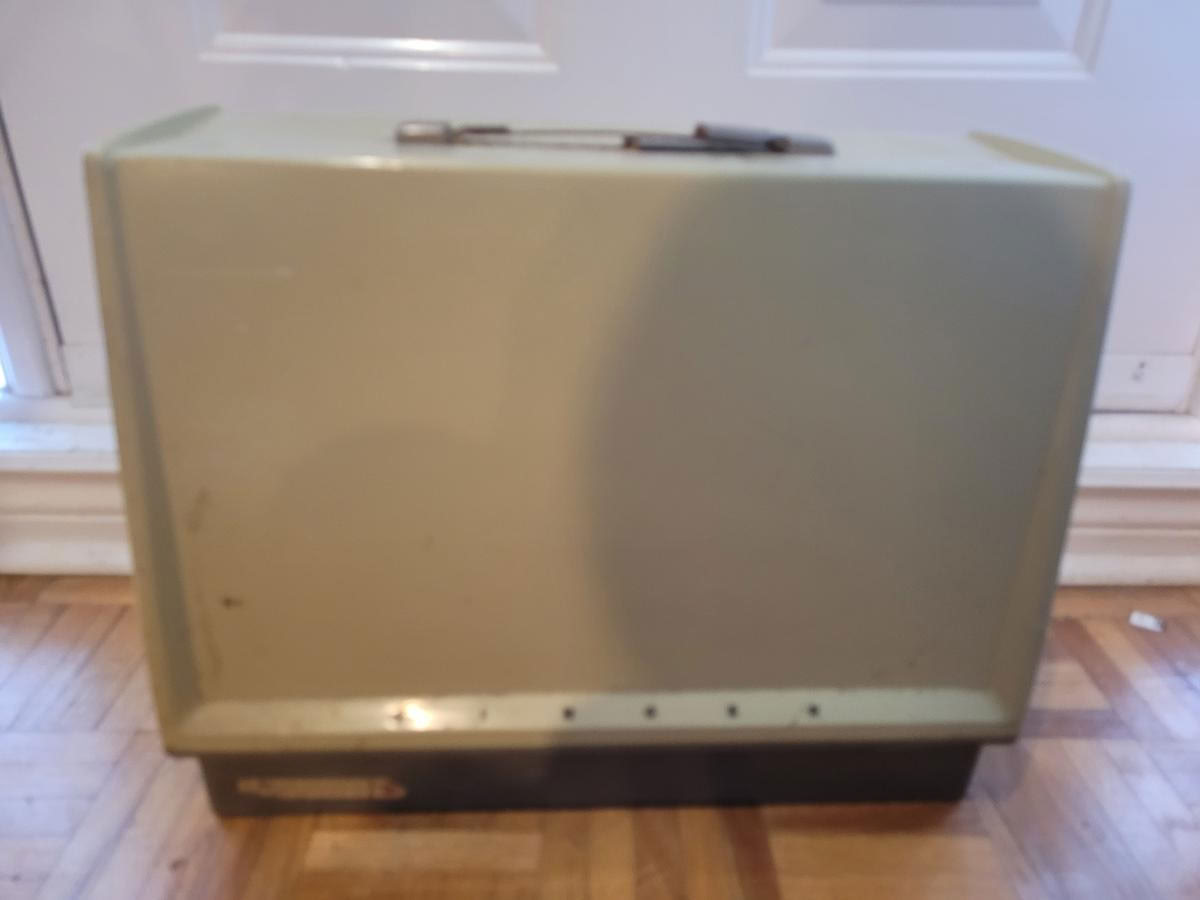 Free: singer sewing machine (Warden , Kingston rd area)