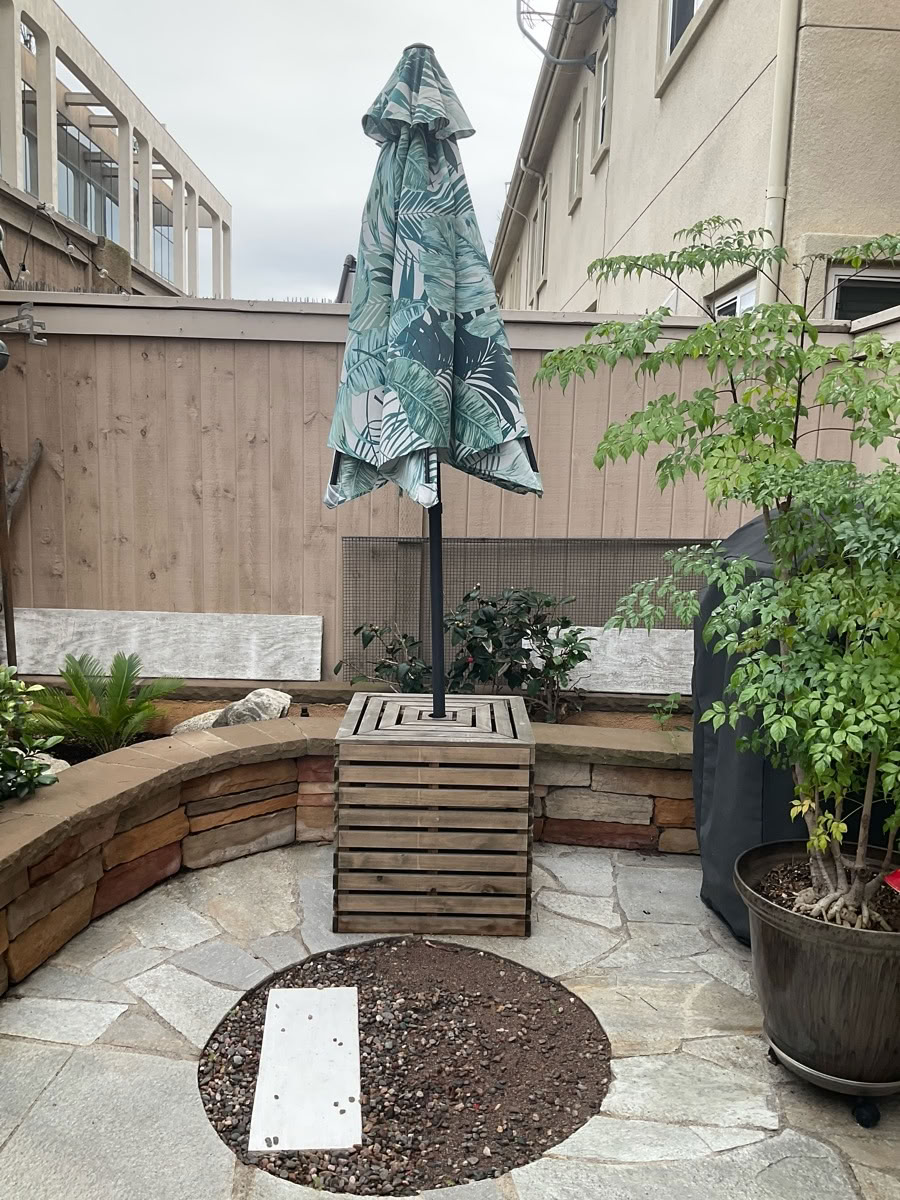 Free: Umbrella and box (Carson st and woodruff)