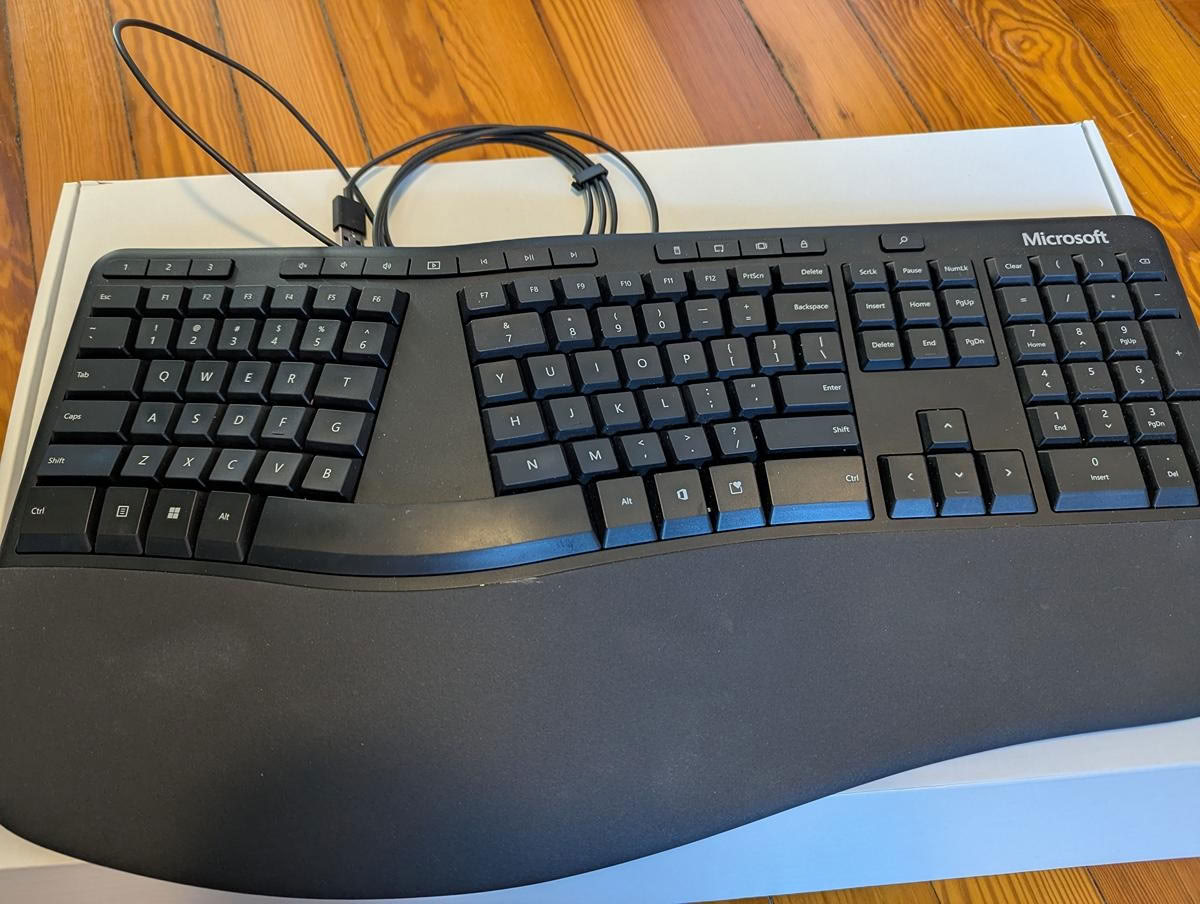 Free: Ergonomic keyboard (Hill East)