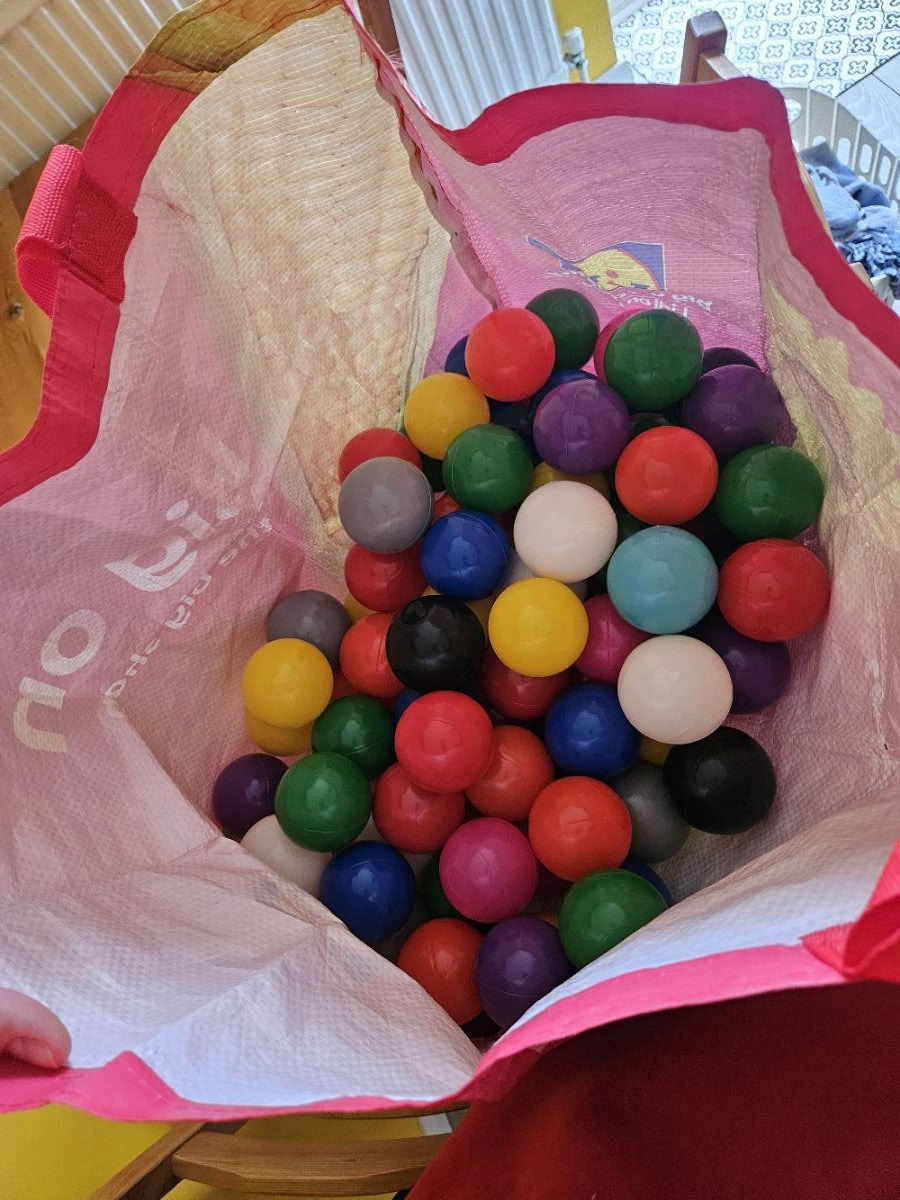 Free: Balls for kids ball pit (Bletchley)