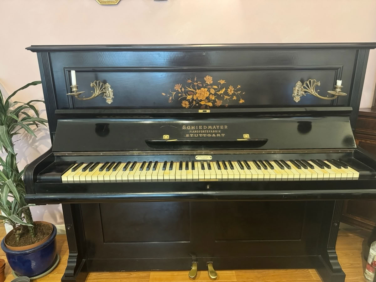 Free: Vintage Upright Piano (E2)