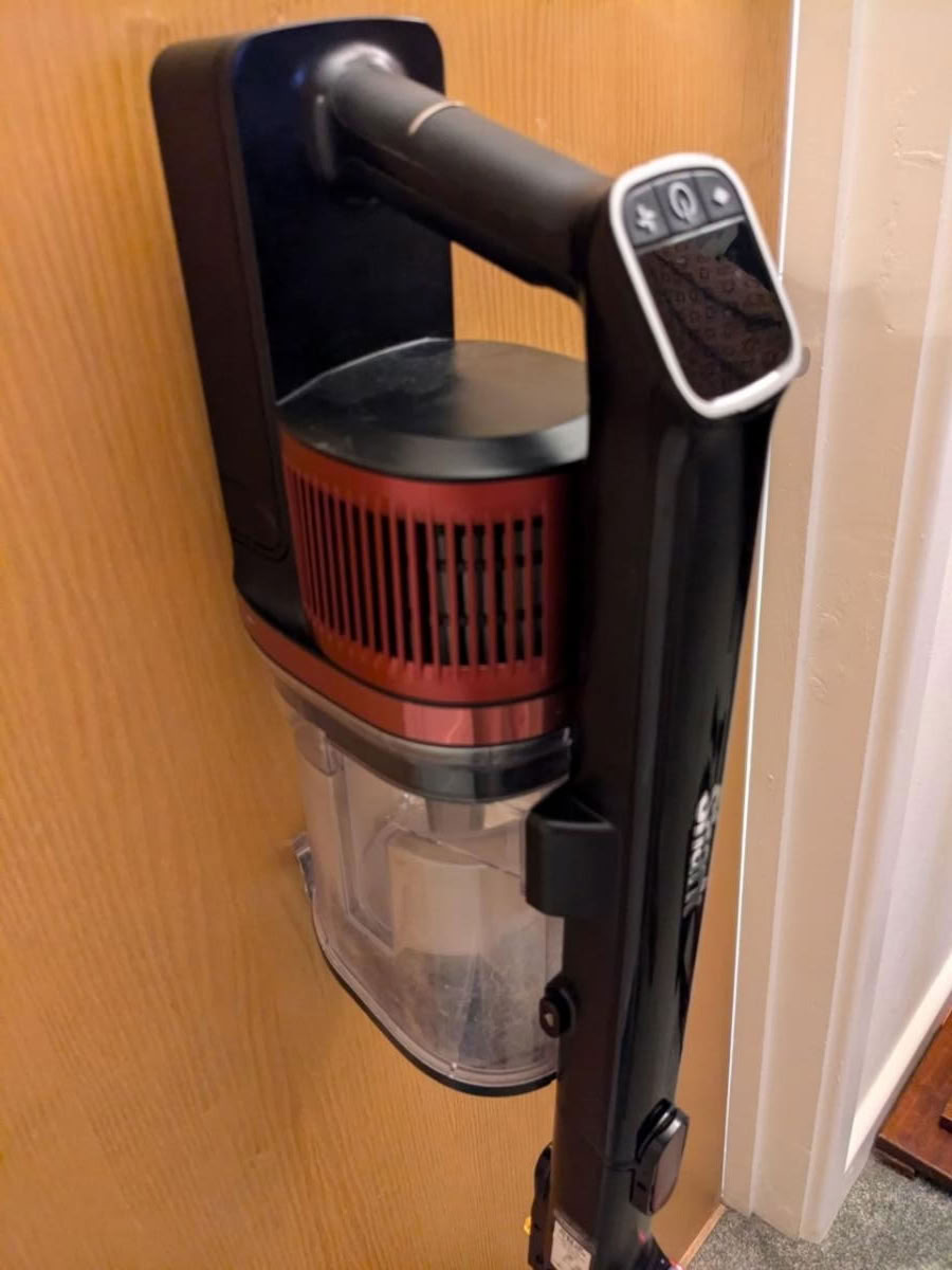 Free: Shark Anti Hair Wrap Cordless Vac (BN8) - Haywards Heath Freegle