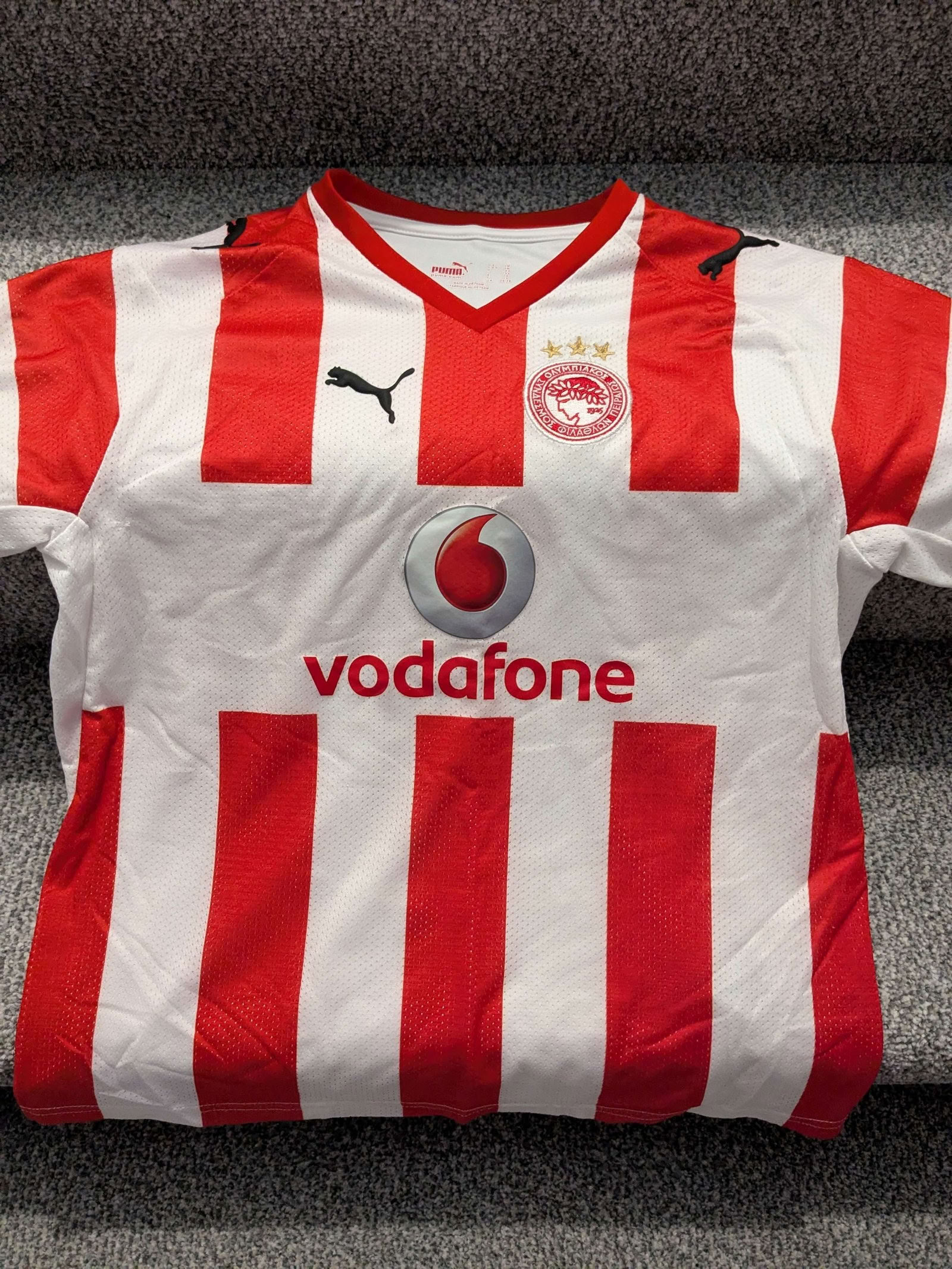 Free: Olympiakos Football Top (Beulah Hill SE19) - Croydon Freegle
