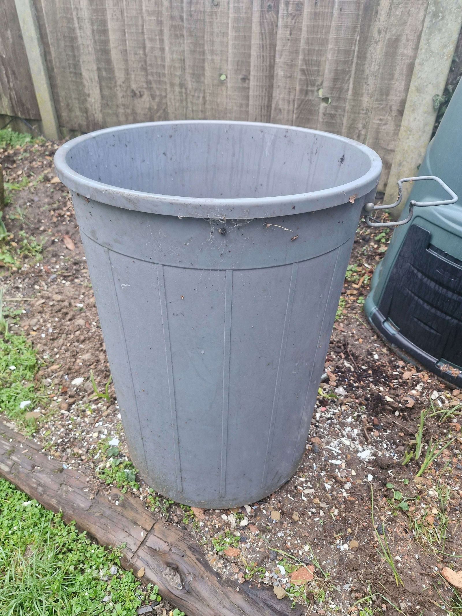 Free: Plastic dust bin (Great Baddow CM2) - Chelmsford Freegle