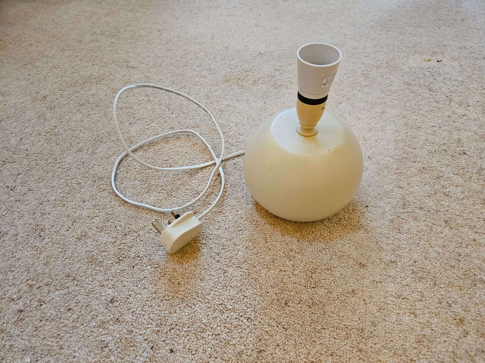 Free: Table lamp (Kings Langley WD4) - Hemel Hempstead Freegle