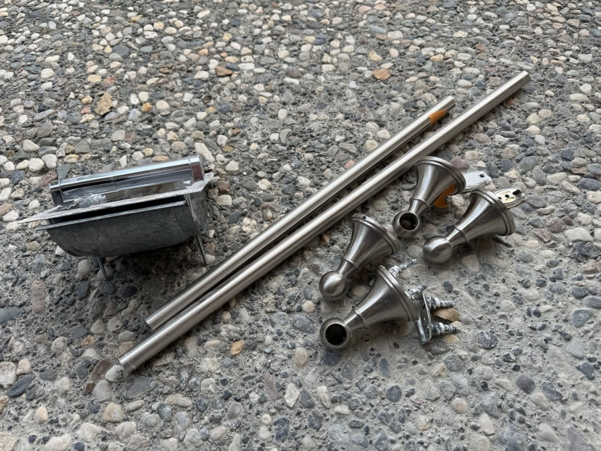 Free: Grohe towel bars and TP caddy (94022)