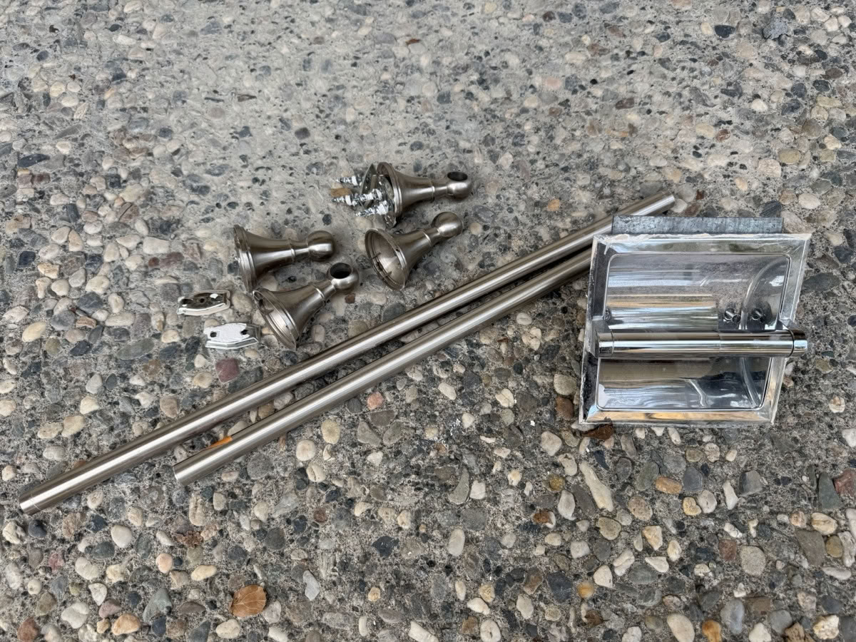 Free: Grohe towel bars and TP caddy (94022)